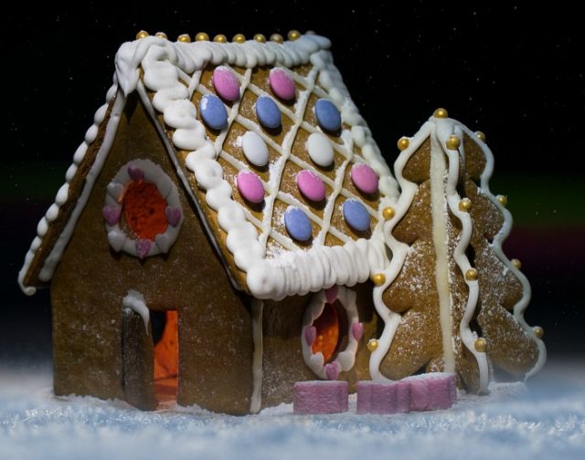 14 Amazing Gingerbread House Ideas - Decorating Tips and Tricks